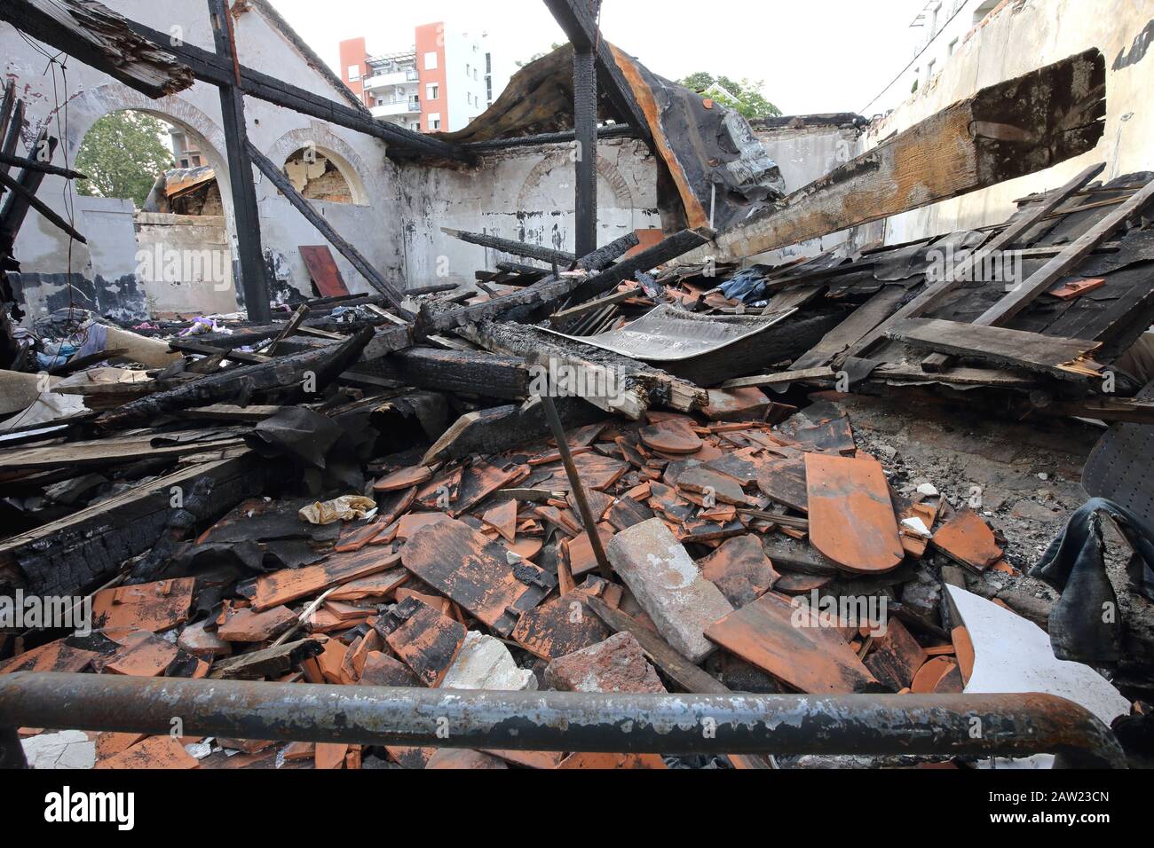 Collapsed Roof and Burned Wooden Structure House Stock Photo - Alamy