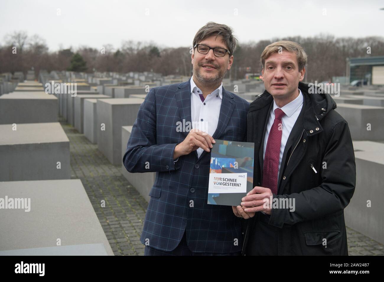 06 February 2020, Berlin: Dirk Behrendt (l, Bündnis90/Grünen) and Uwe ...