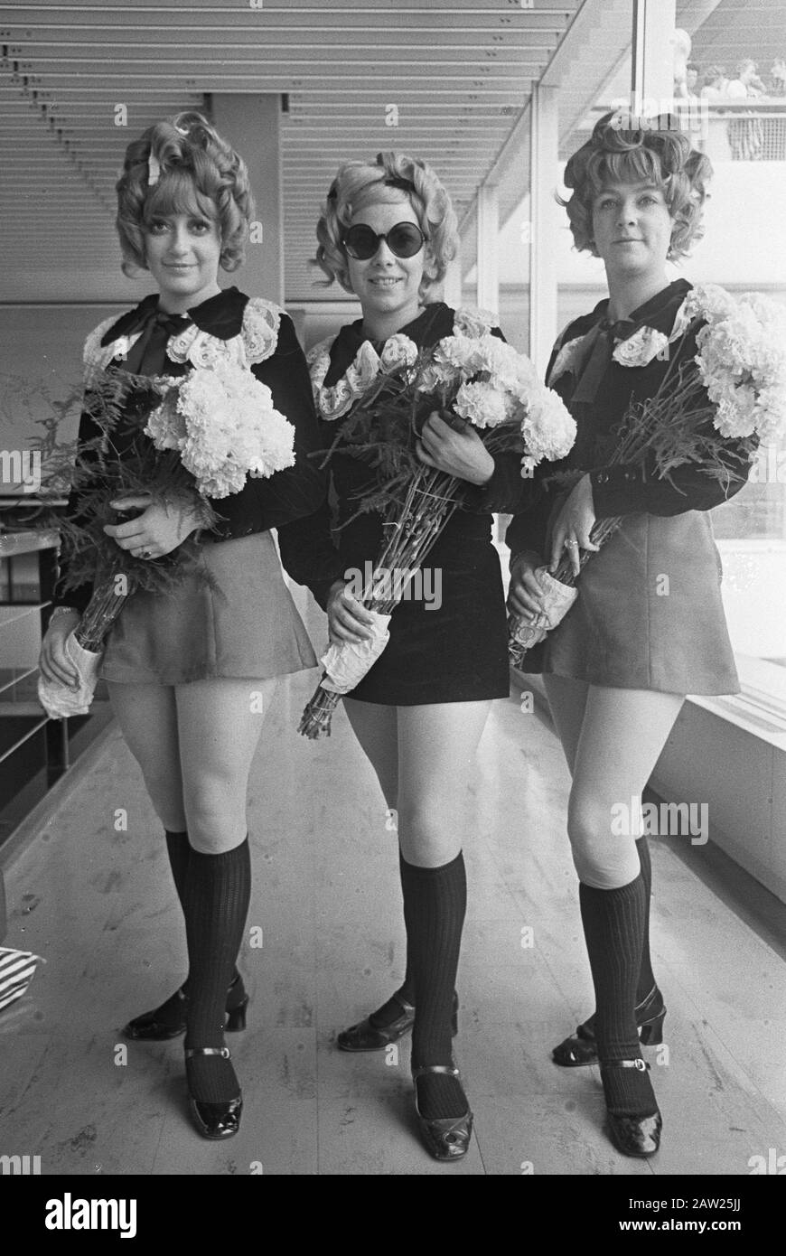 Nederlands: Paper Dolls (band), Schiphol Stock Photo - Alamy