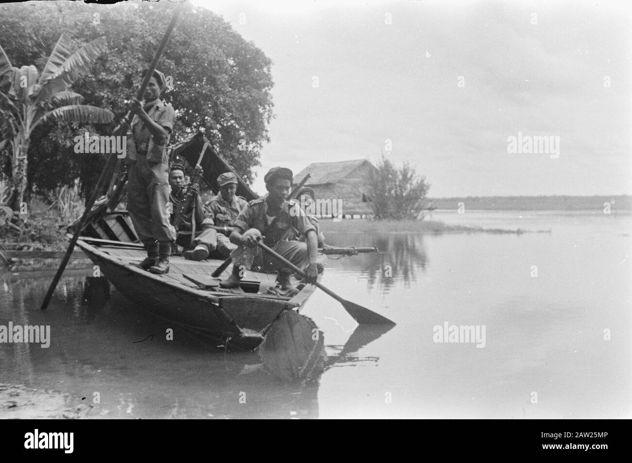 Indralaja; evacuation T.N.I. [KNIL soldiers posing on a canoe] Date ...