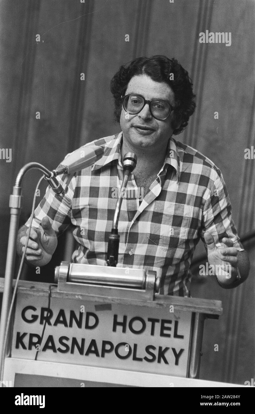 Van thijn speaking hi-res stock photography and images - Alamy