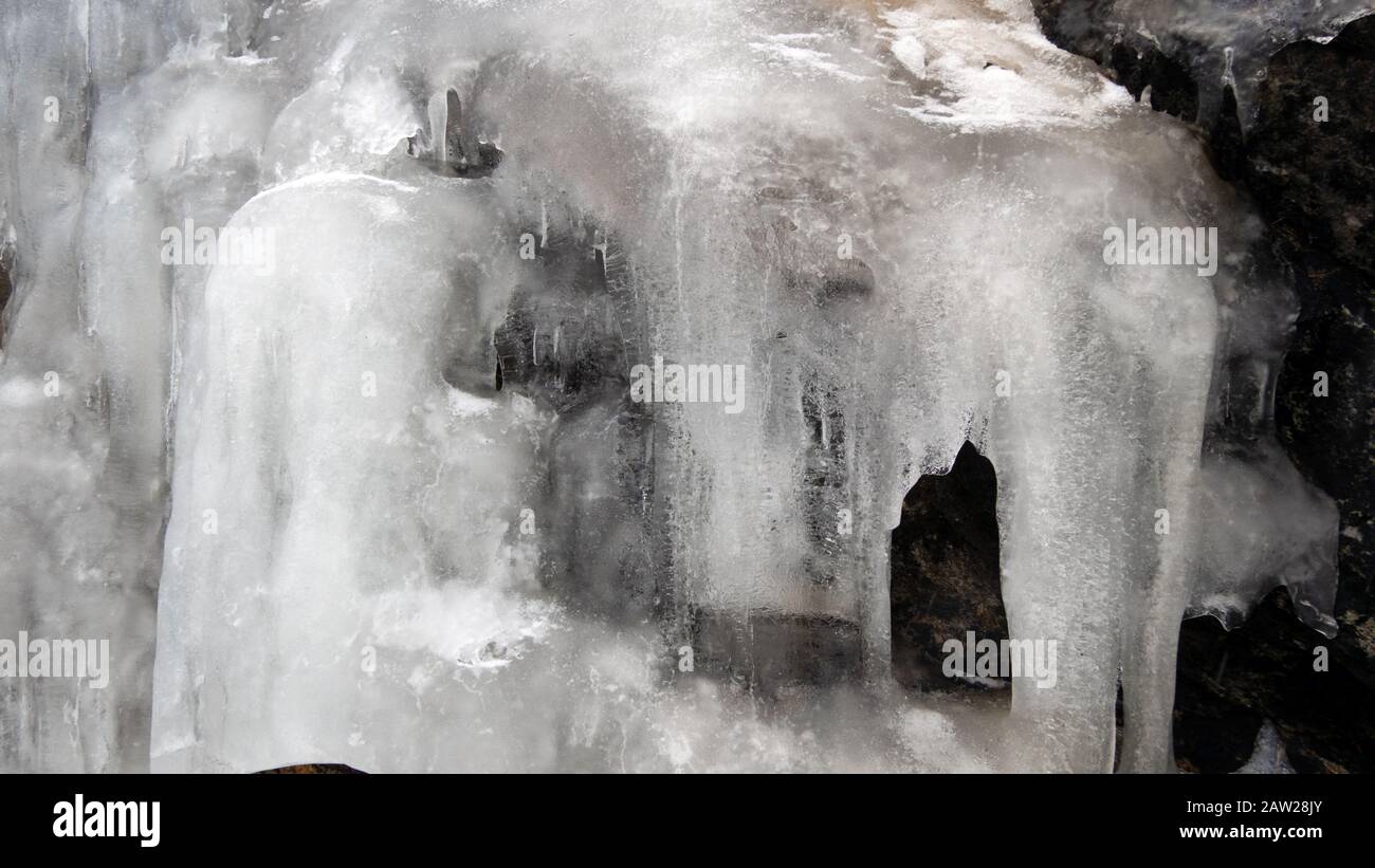 Curved icicles hi-res stock photography and images - Alamy