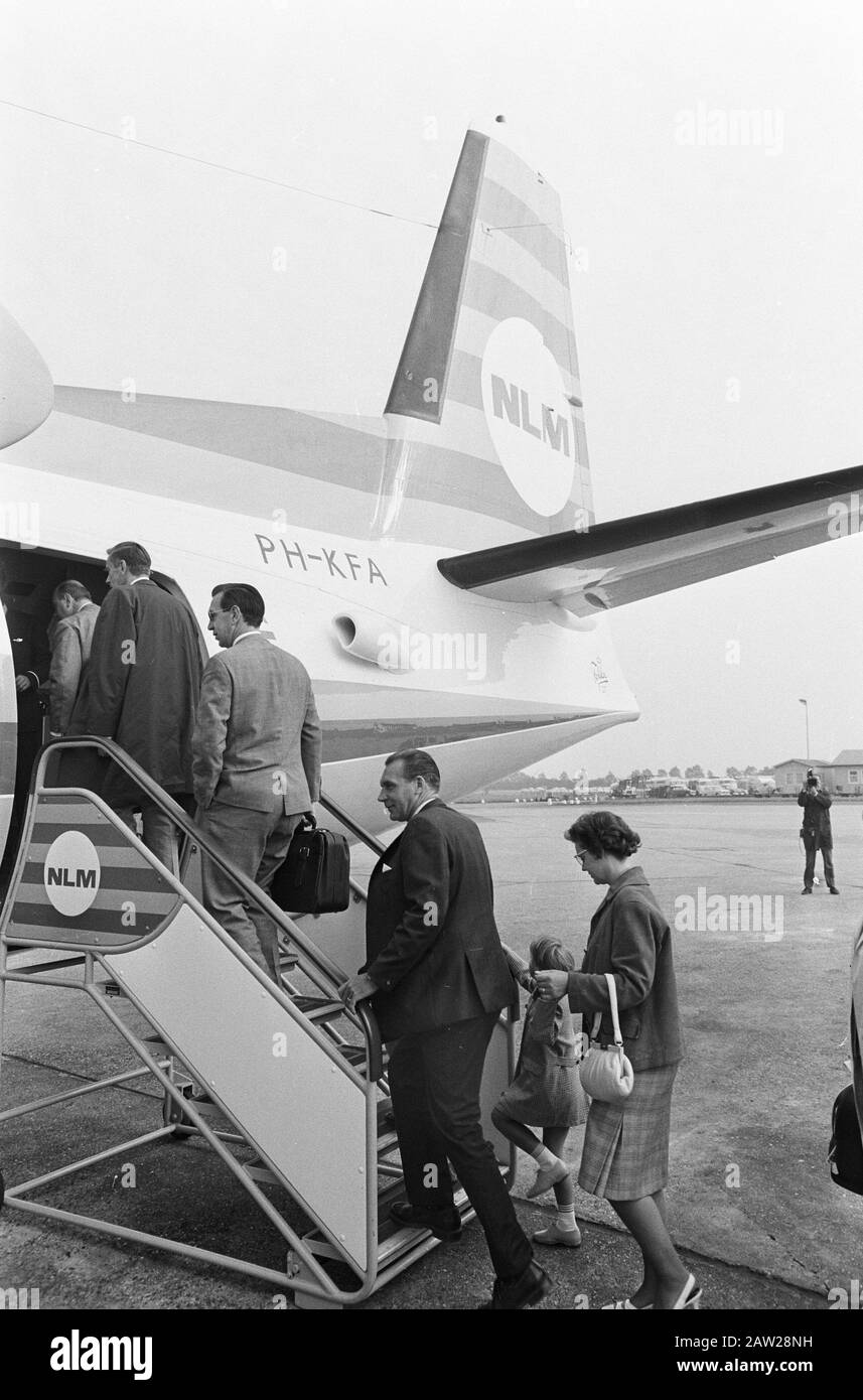 First flight of the Dutch Airline description: Passengers boarding the ...
