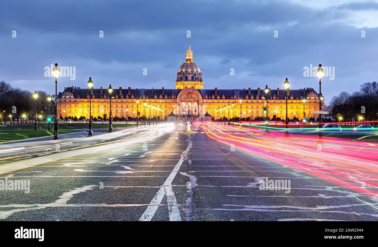 Les invalides grass hi-res stock photography and images - Alamy