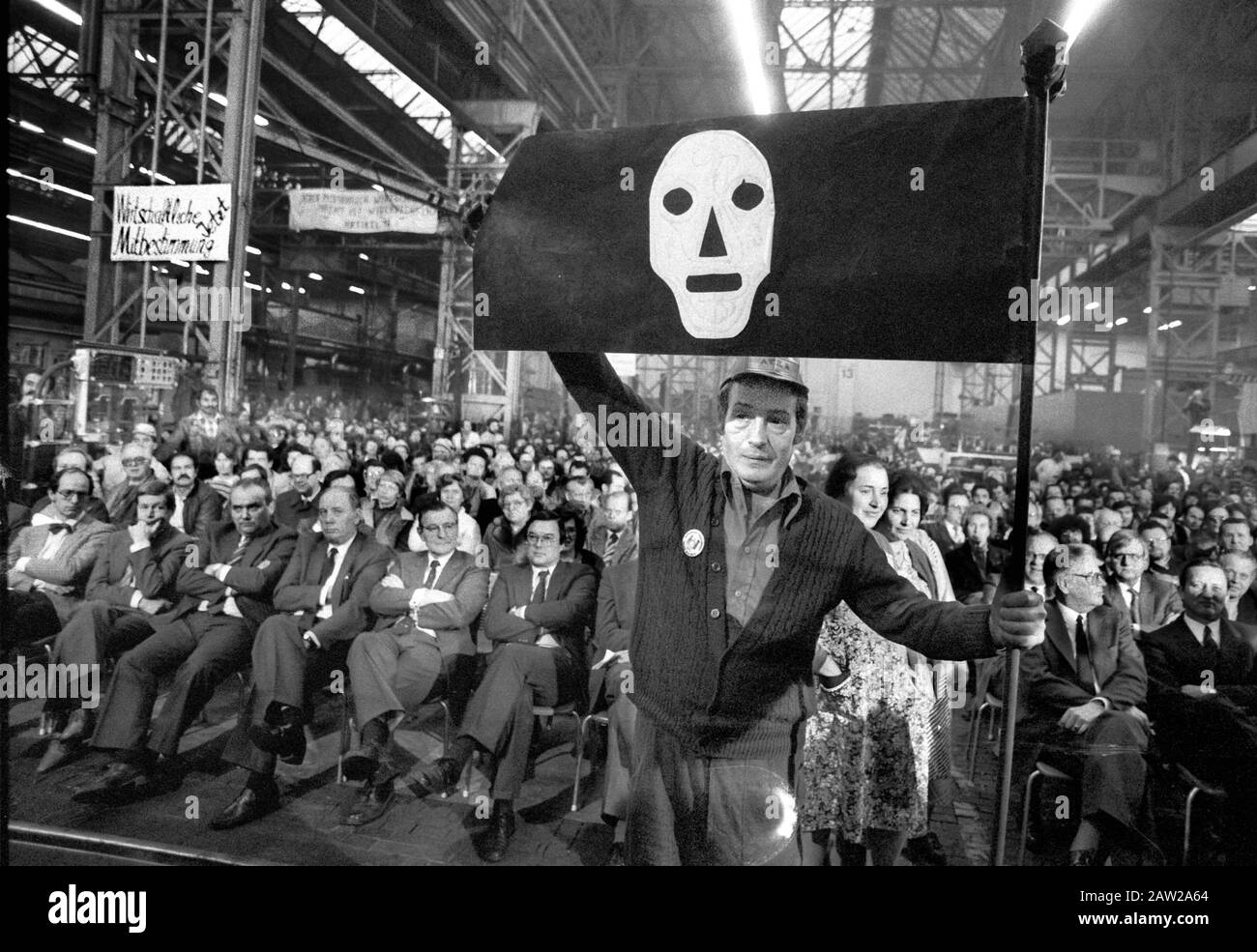 08 December 1982, Berlin: During a works meeting at AEG in ...