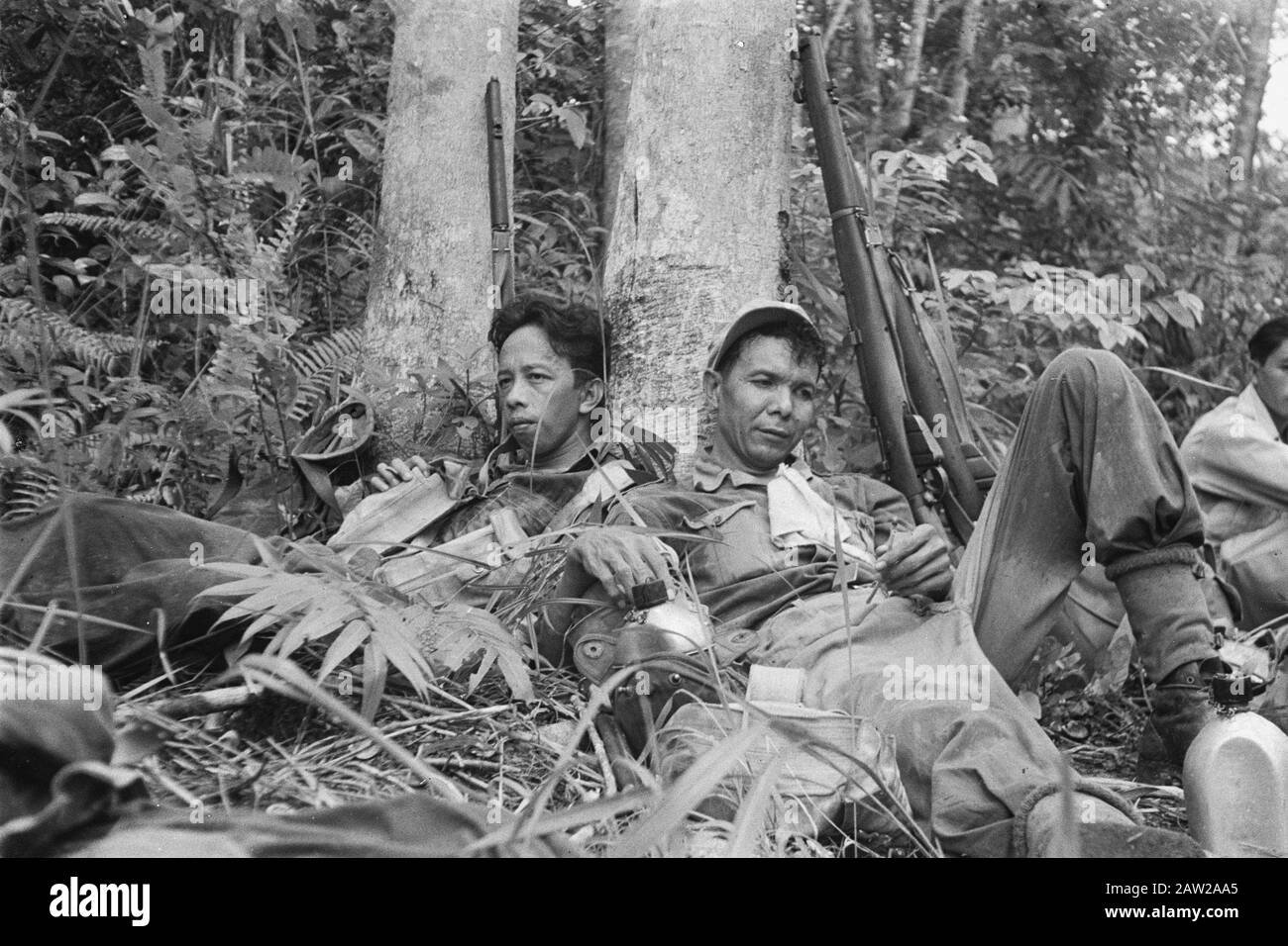 Borneo Pause during patrol walking Date: February 1947 Location: Borneo ...