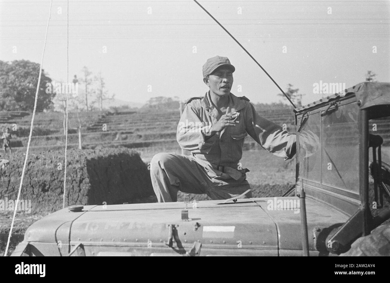 Bandung convoy [KNIL soldier raises the convoy by jeep in the ...
