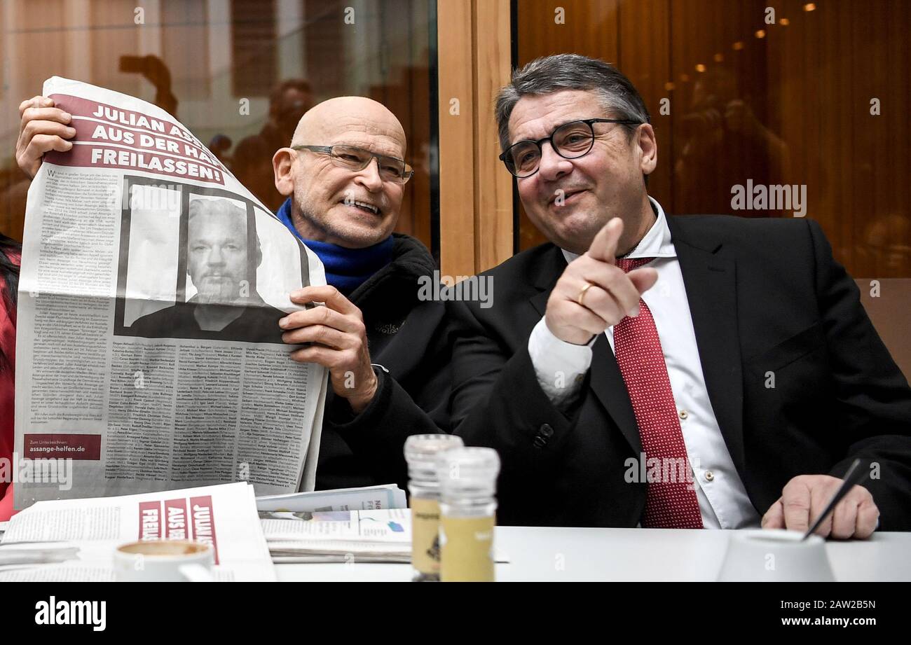 Gabriel assange hi-res stock photography and images - Alamy