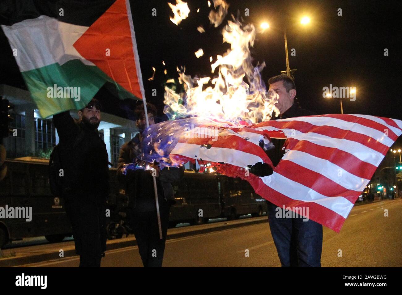 Burn us flag hi-res stock photography and images - Alamy