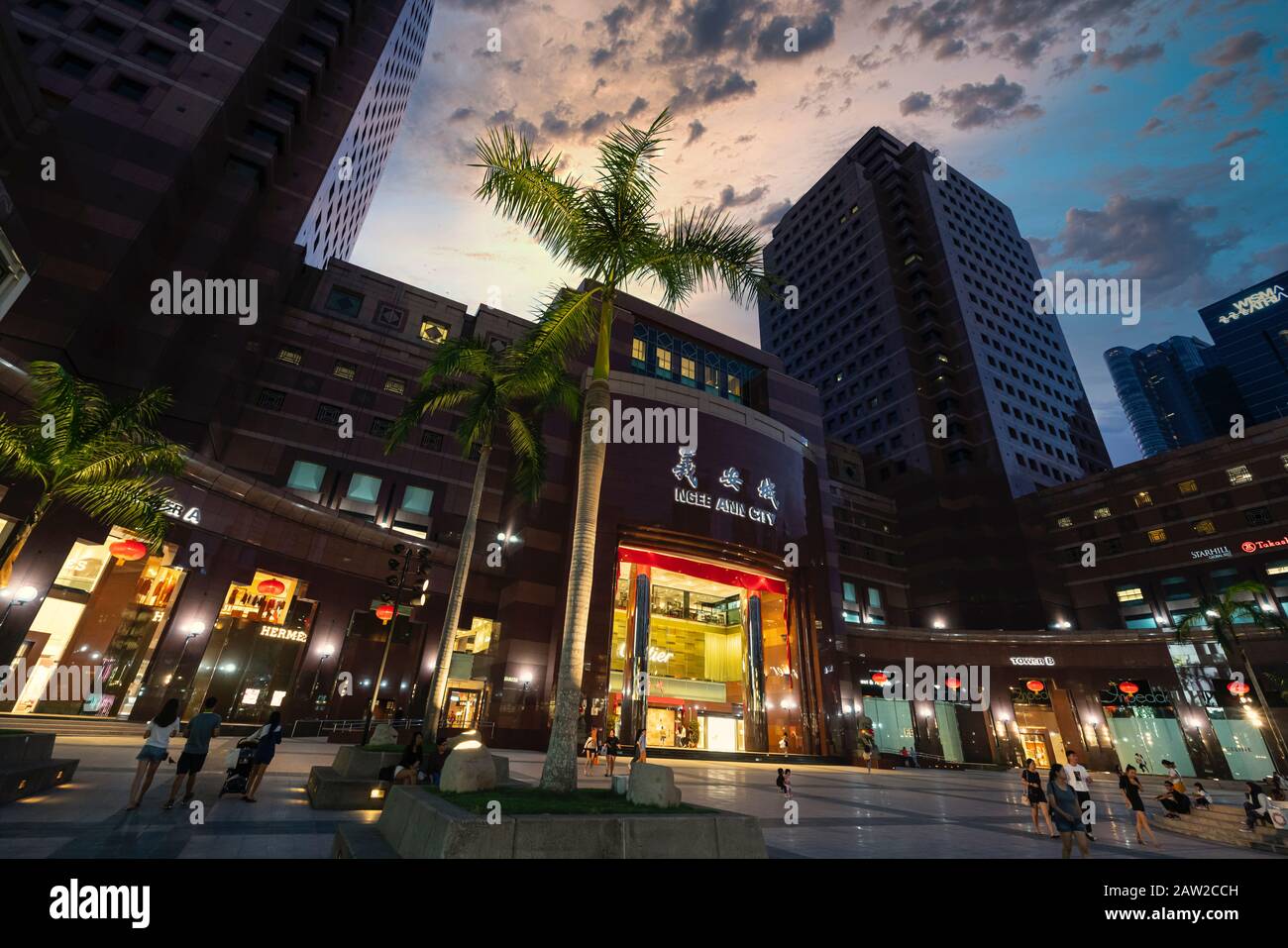 Ngee ann city building singapore hi-res stock photography and images ...