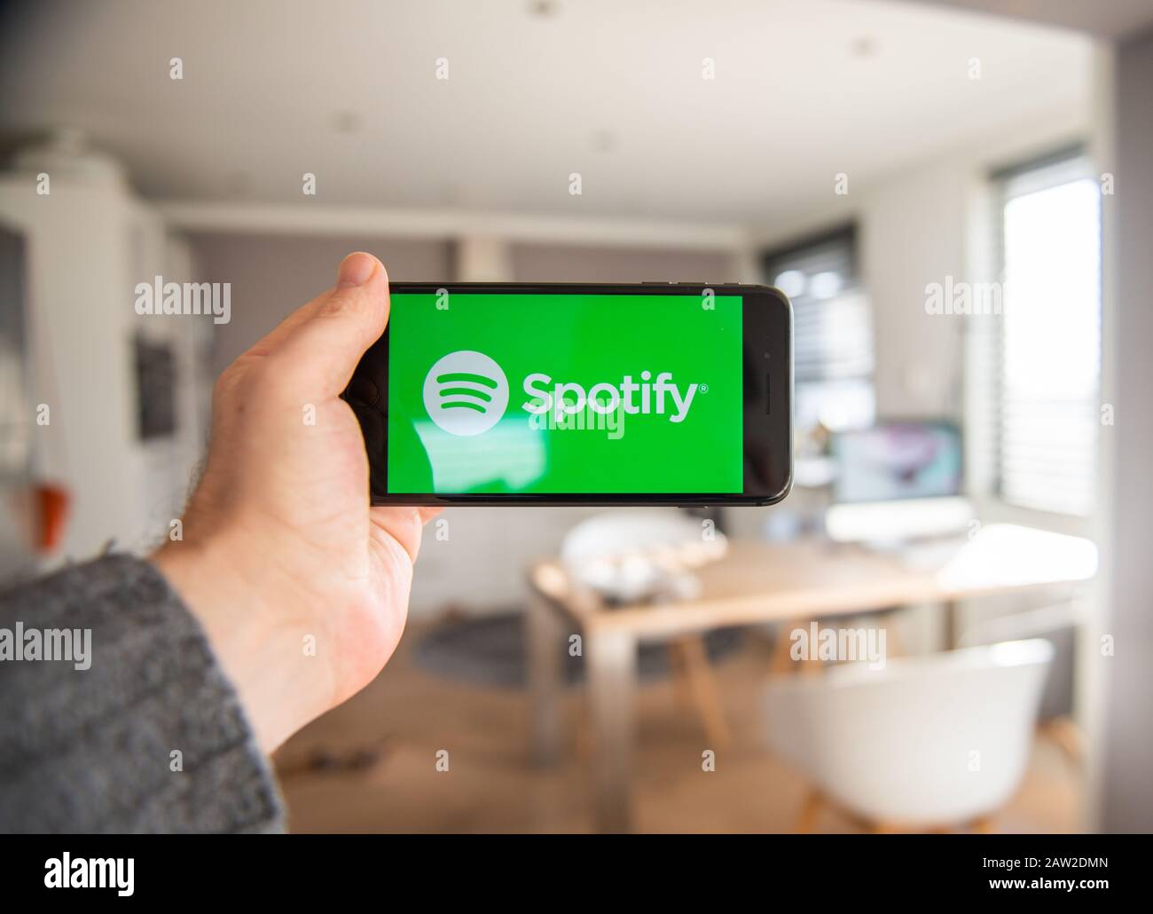 Spotify logo headphones hi-res stock photography and images - Alamy