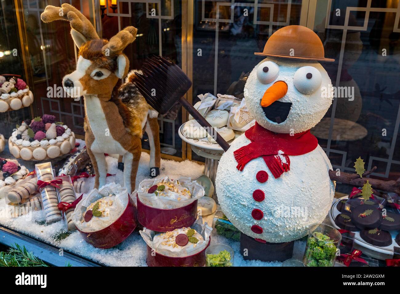 Cafe window display hi-res stock photography and images - Alamy