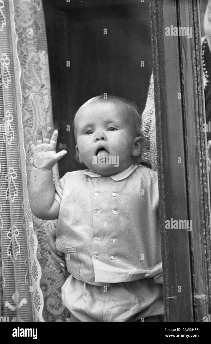Queen. Prince Willem Alexander behind a window Date: April 30, 1968 ...