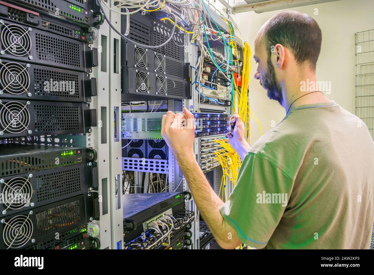 Installation of a database server in a rack with computer equipment ...