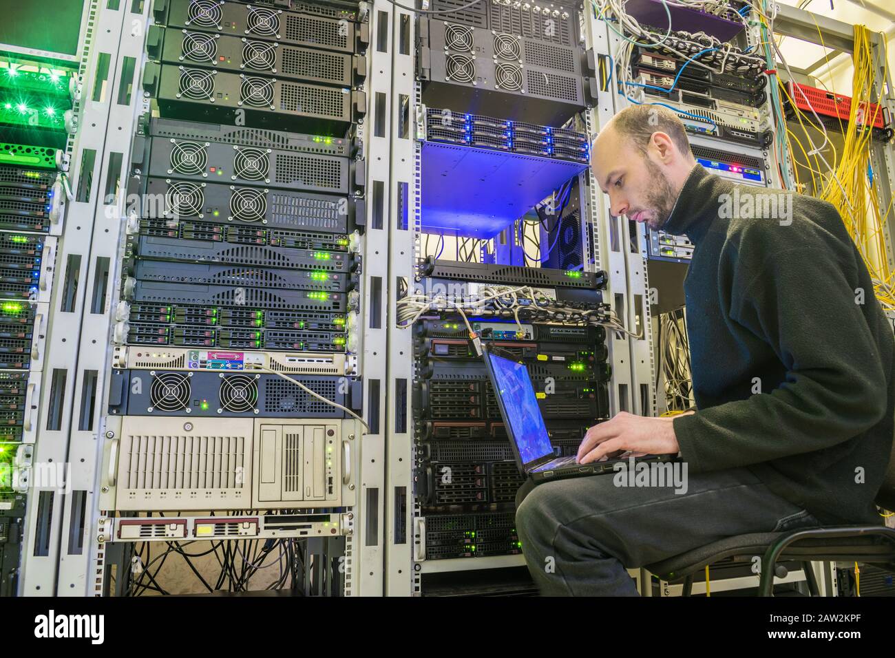It engineer works data center hi-res stock photography and images - Alamy