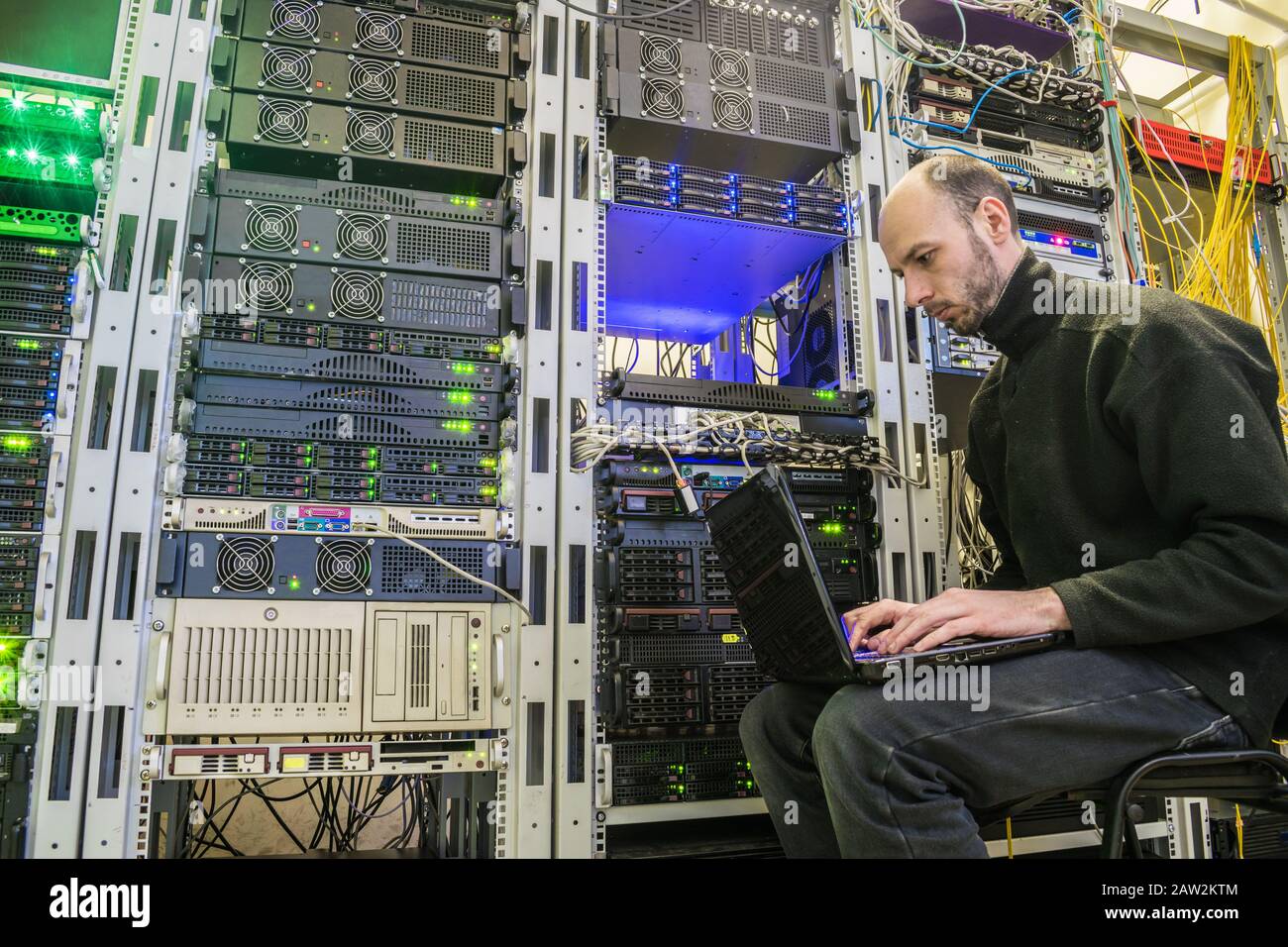 Servers in racks hi-res stock photography and images - Alamy