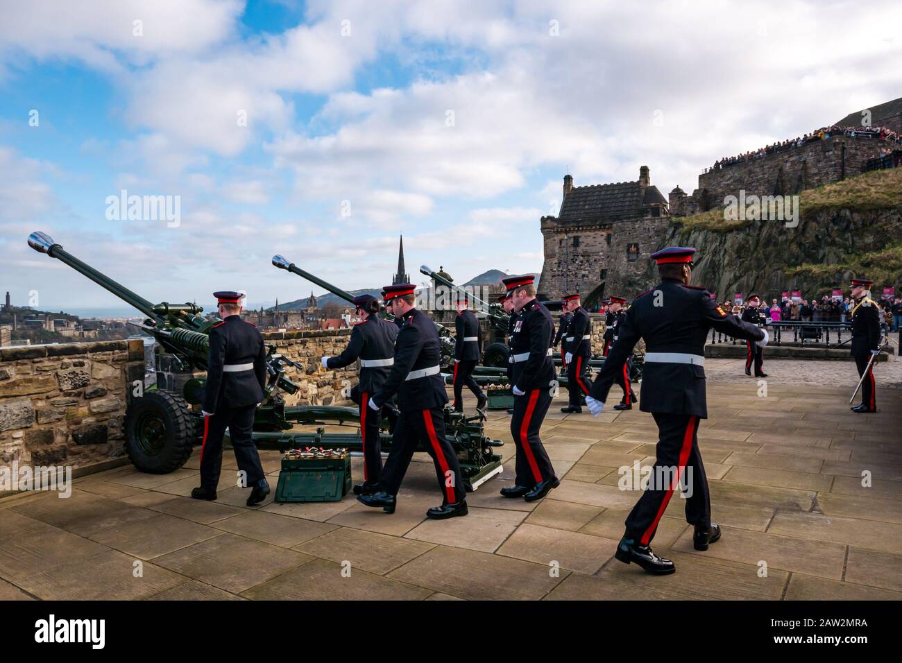 Field gun edinburgh castle hi-res stock photography and images - Alamy