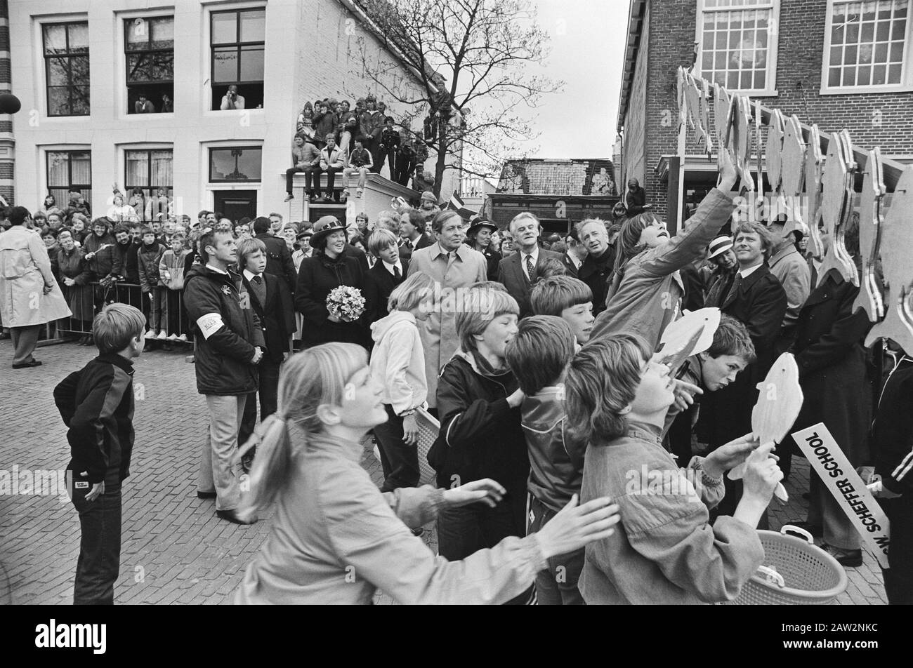 Queen, royal family in Harlingen. Beatrix and family viewing games in ...