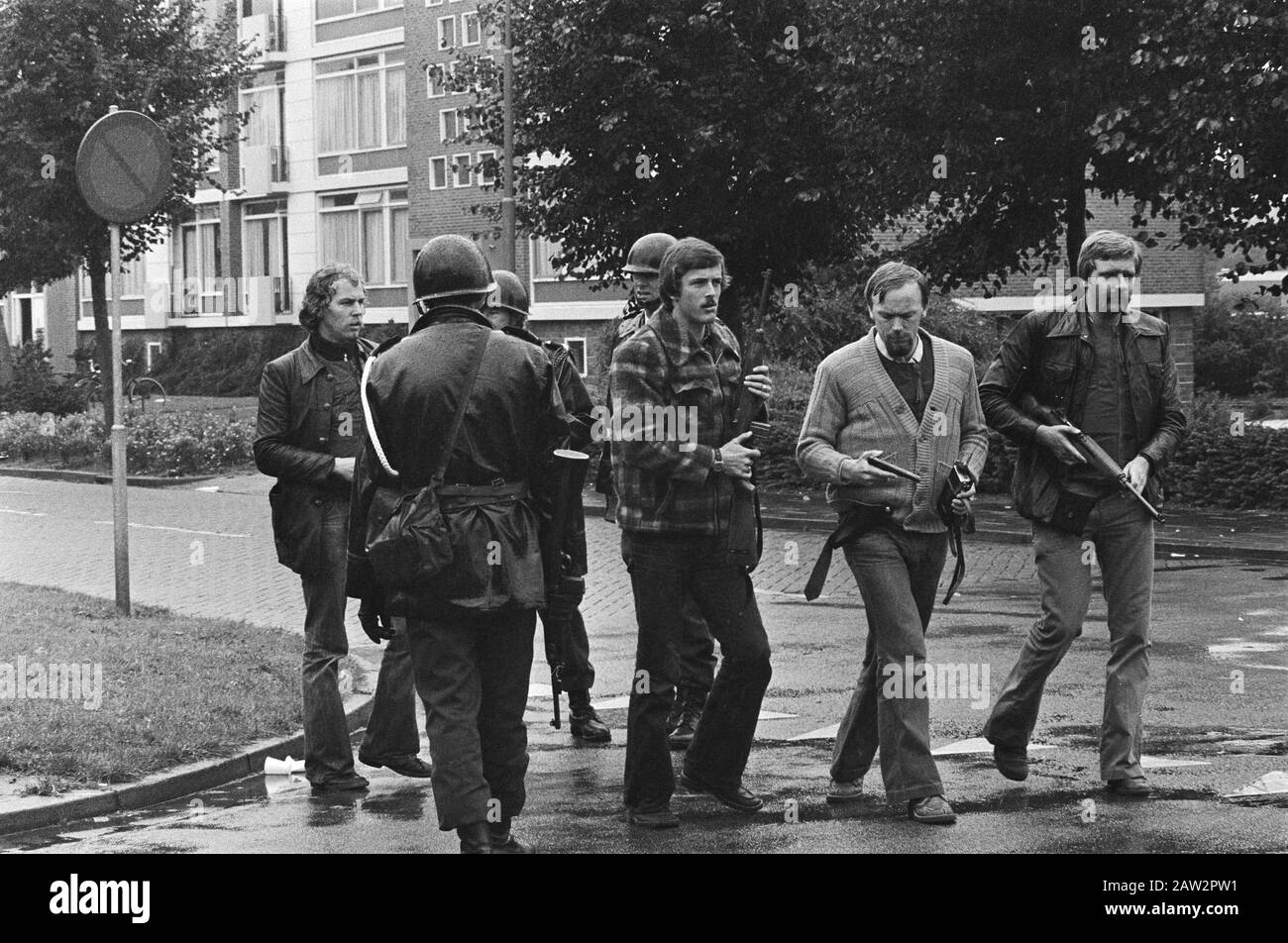 Police and army with weapons raid in South Moluccan quarters in Assen ...