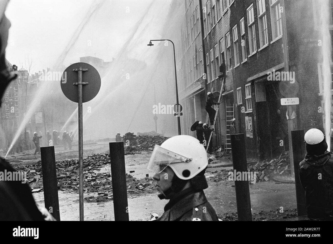 Bombarded buildings hi-res stock photography and images - Alamy