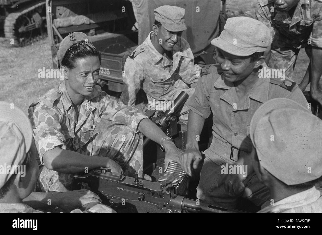 Semarang-sector KNIL soldiers around heavy machine Location: Indonesia ...