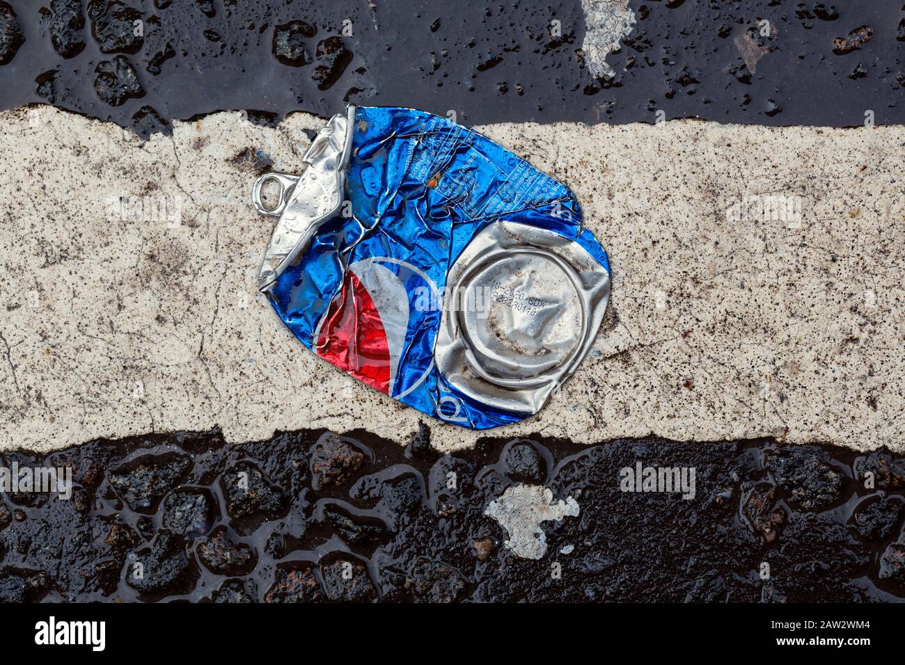 Squashed can hi-res stock photography and images - Alamy