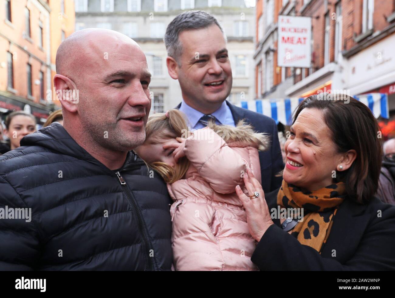 Sinn Fein leader Mary Lou McDonald (left) and Pearse Doherty (behind ...