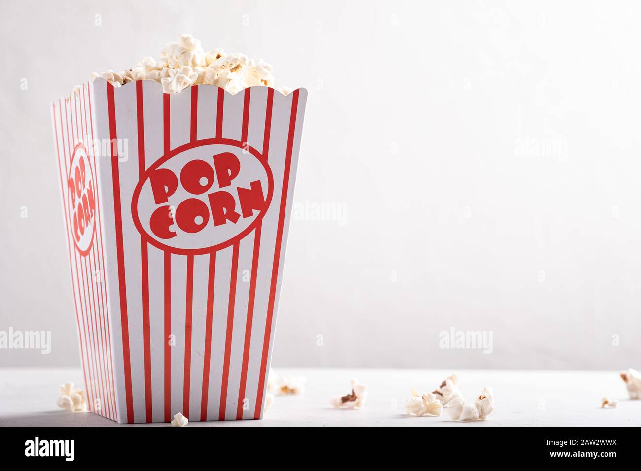 Classic retro red and white popcorn box Stock Photo - Alamy