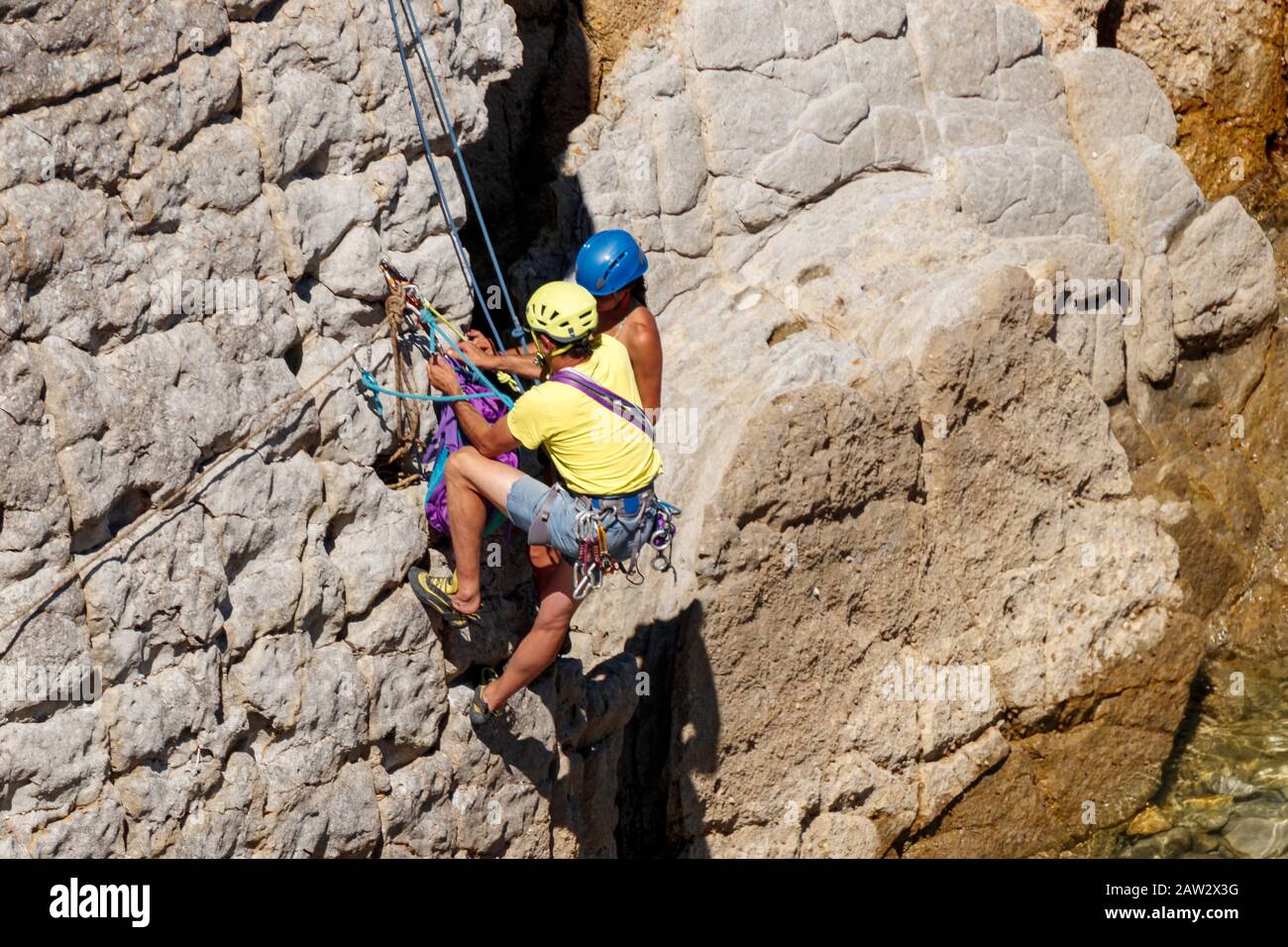 Cliff climber bouldering hi-res stock photography and images - Alamy