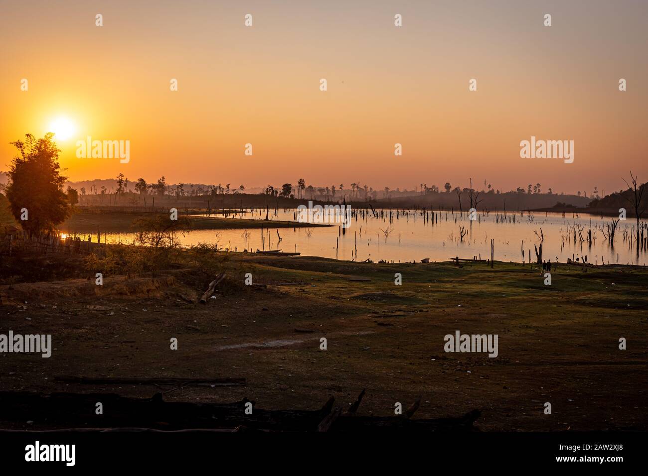 Sunset over dead trees, Nam Theun river, Thalang, Thakhek, Laos Stock ...