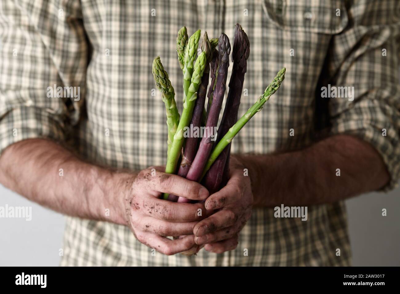 Dirty hands food hi-res stock photography and images - Alamy