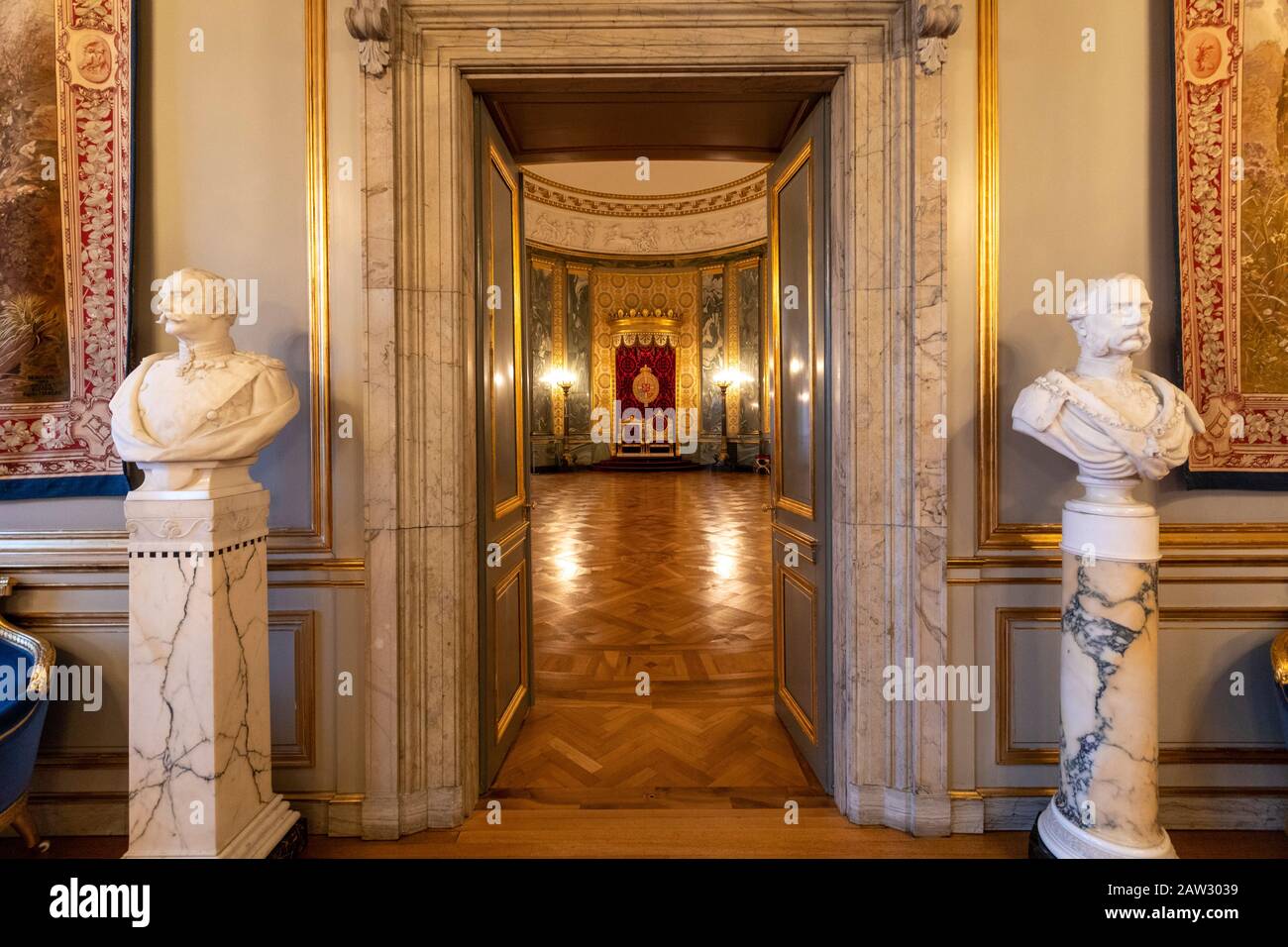 Queens throne room hi-res stock photography and images - Alamy