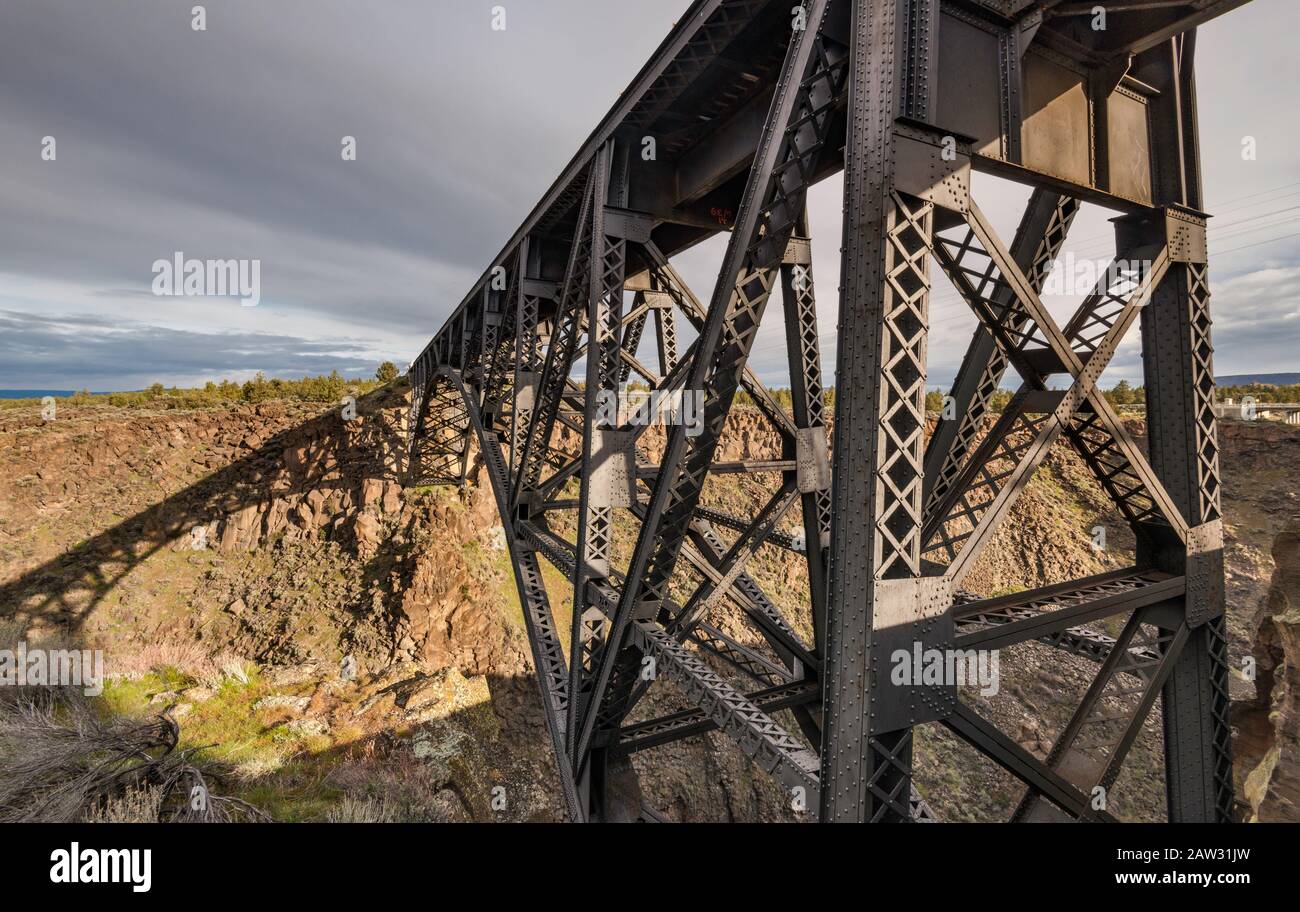 Oregon Trunk Railroad Bridge, 1911, steel single arch span bridge ...