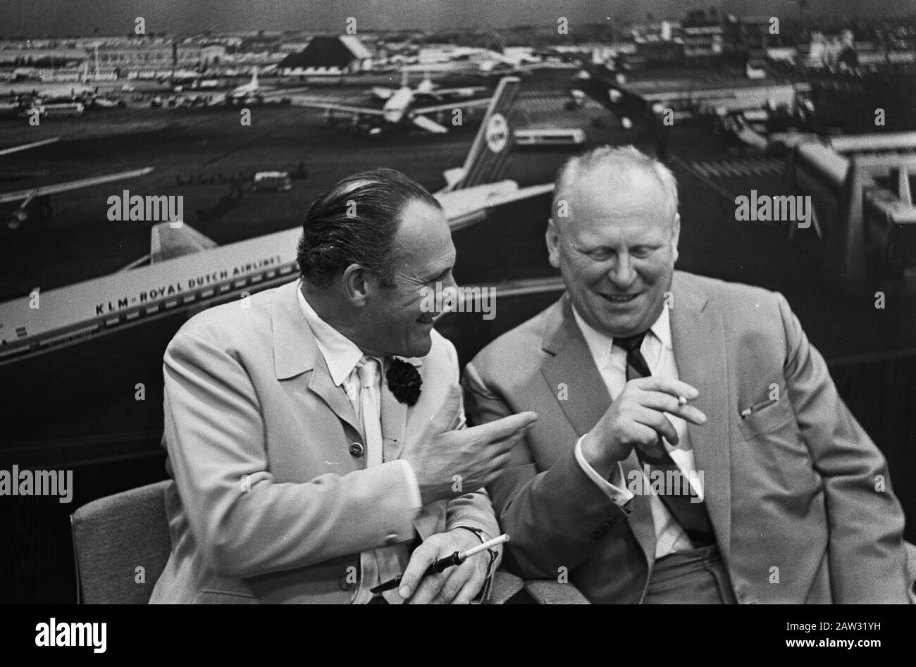 Premiere of the film Zany guys in their flying crates (English title ...