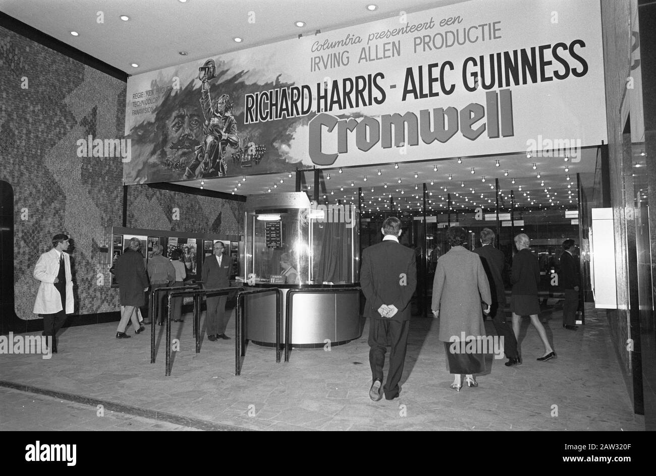 Cinema audience 1970s hi-res stock photography and images - Alamy