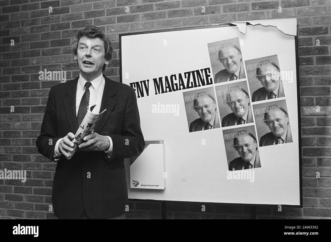 Presentation new FNV magazine; Wim Cook with the new FNV magazine Date ...