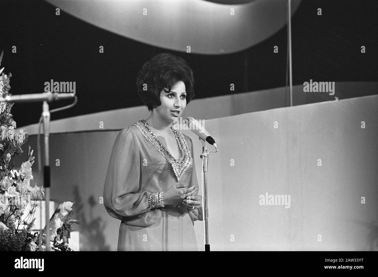 Singing Europe in 1969, the final in Paris Presenter Helga Vlahovic ...