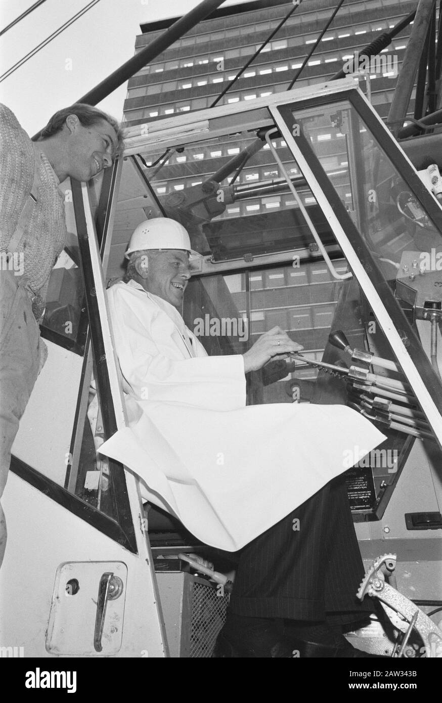 President Director Duisenberg drives first pile for new Dutch Bank Date ...