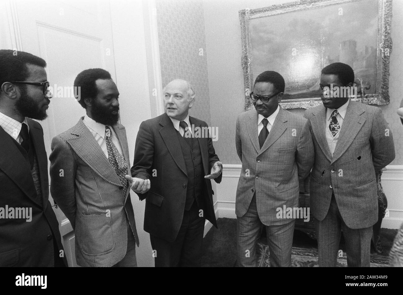 MPLA President, Mr Neto received by Den Uyl; v.l.n.r. Alfonso Vandumen ...