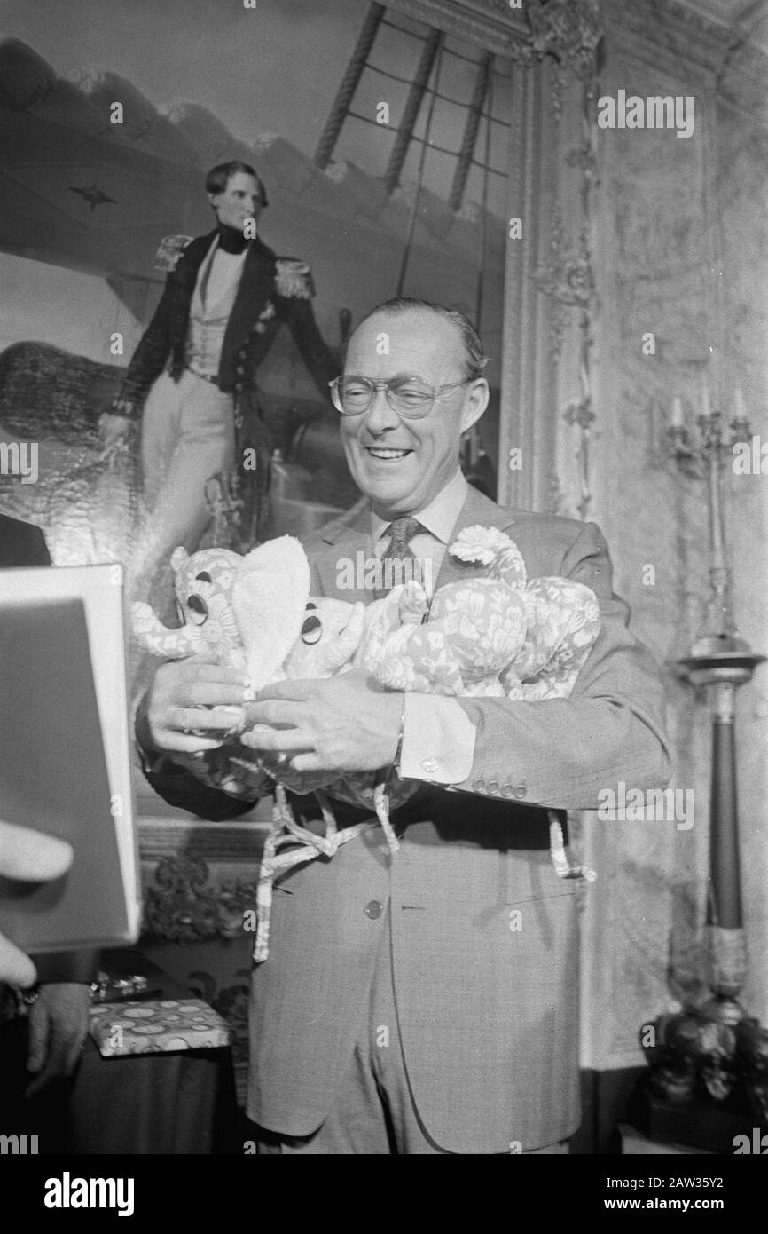 Prince Bernhard 60 years, Prince Bernhard receives symbolic f. 800,000 ...