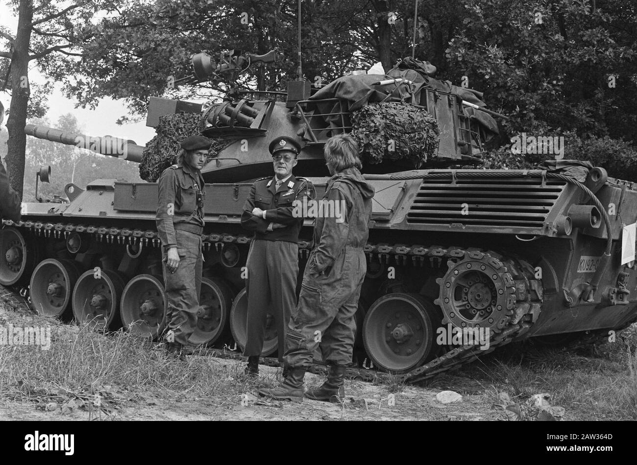 Prince Bernhard visited Big Ferro, Prince Bernhard talks with tank crew ...