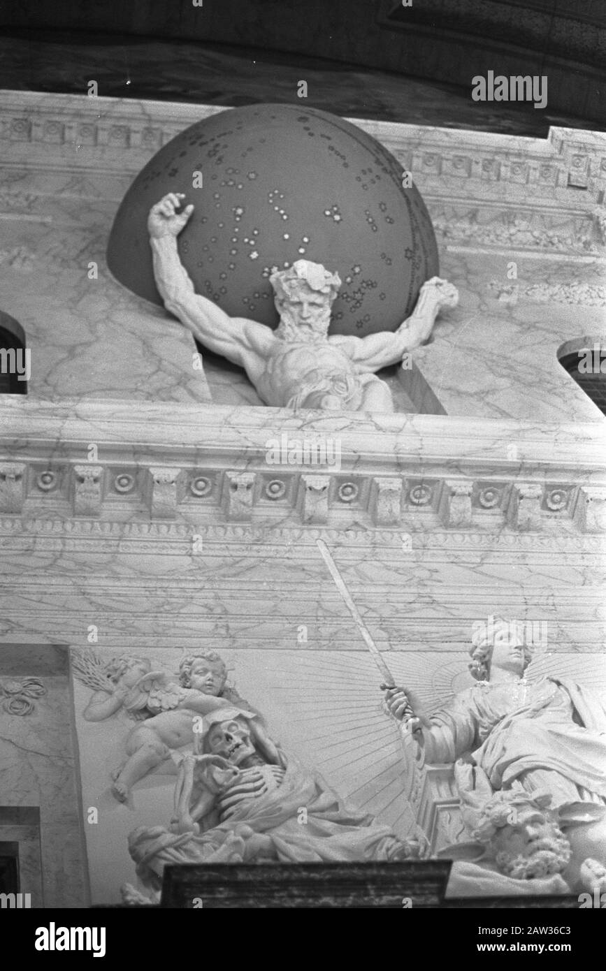 Statue on palace in Black and White Stock Photos & Images - Alamy