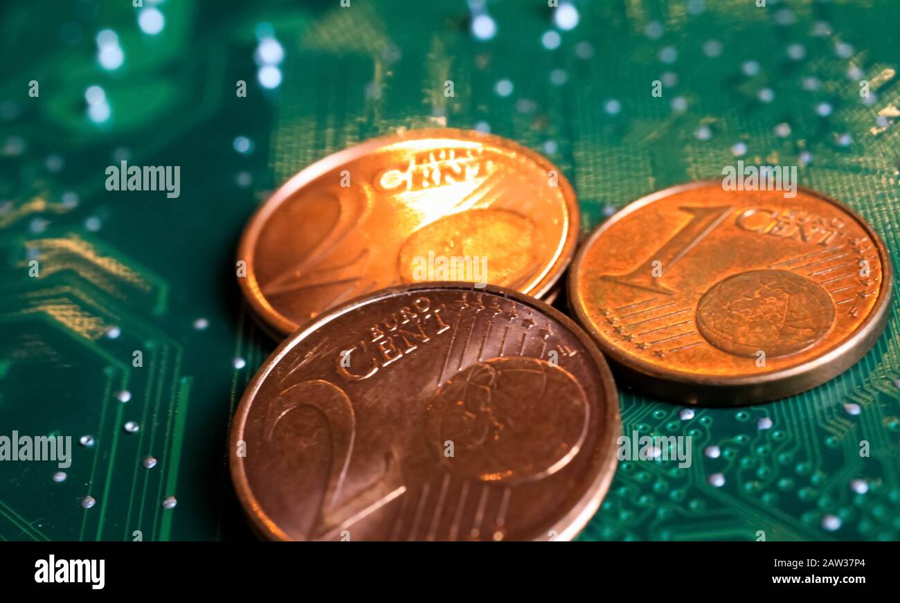 Makro close up of isolated glowing blurred pile euro cent coins on ...