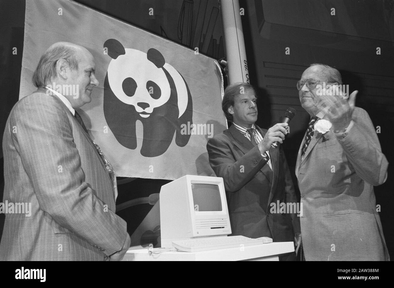 Apple show Black and White Stock Photos & Images - Alamy