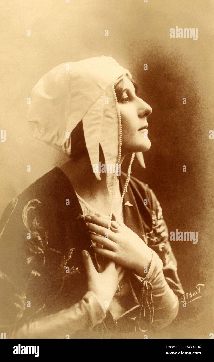 1910 c. , Paris , FRANCE : The french dancer and silent movie actress ...