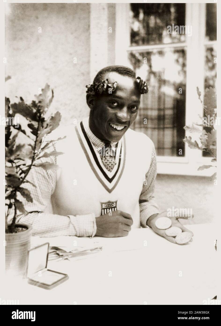 Jesse owens 1936 medal hi-res stock photography and images - Alamy