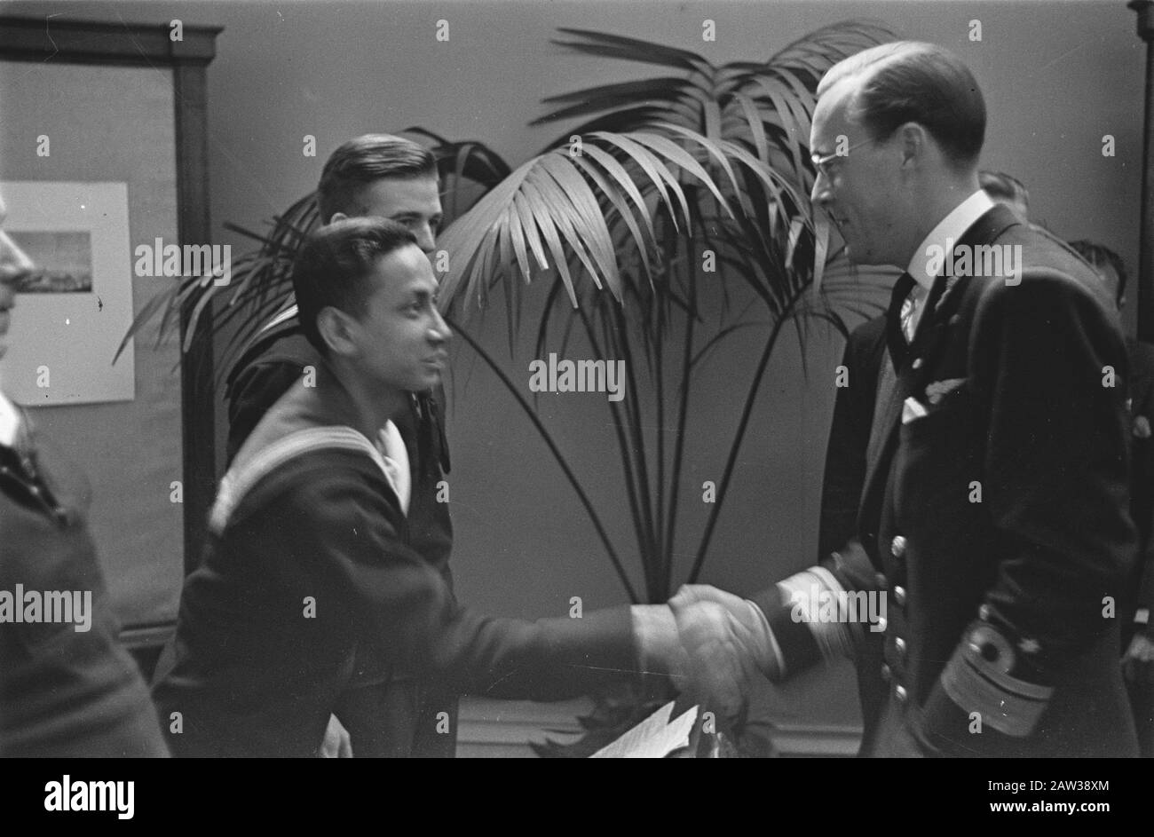 HIE [Holland in England] / Anefo London Series Prince Bernhard shakes the hand of an Indonesian ...