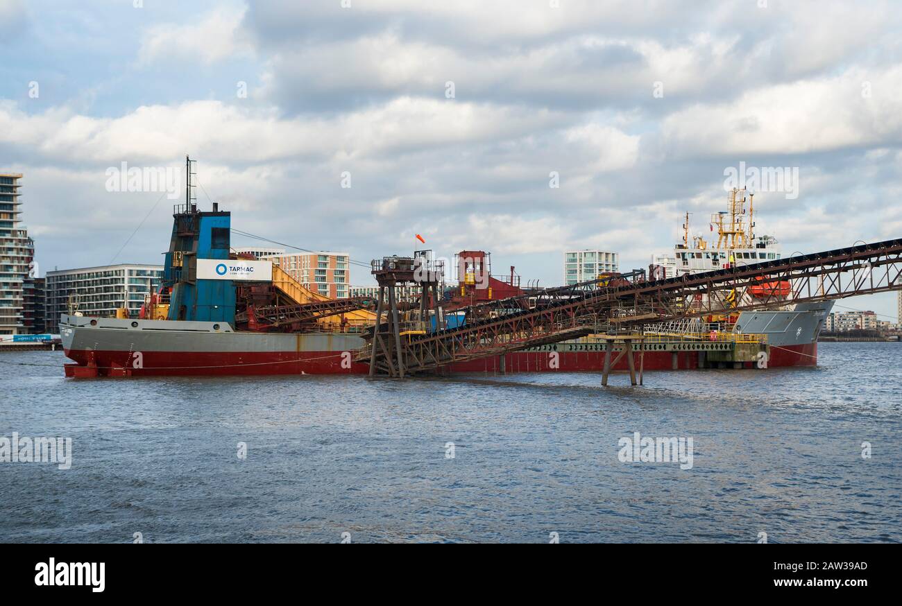 Aggregate hopper hi-res stock photography and images - Alamy