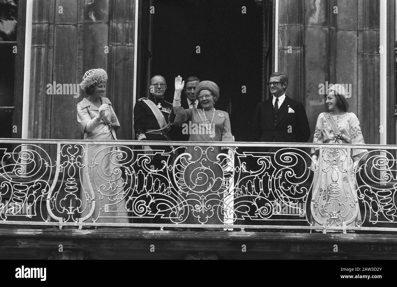 Royal family on balcony Lange Voorhout, waving Date: September 18, 1973 ...
