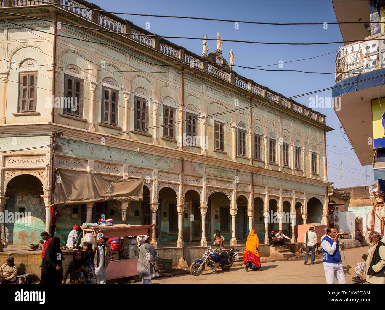 India, Rajasthan, Shekhawati, Mandawa, Sonthalia Gate, shop with ...